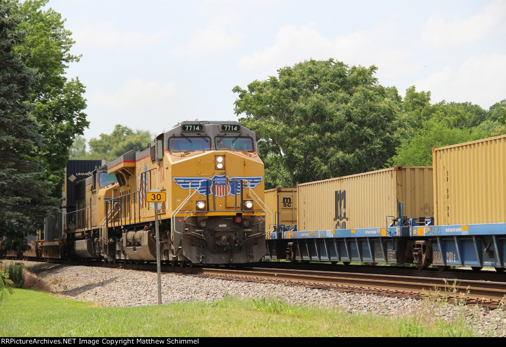 UP Stack Passing BNSF Stack